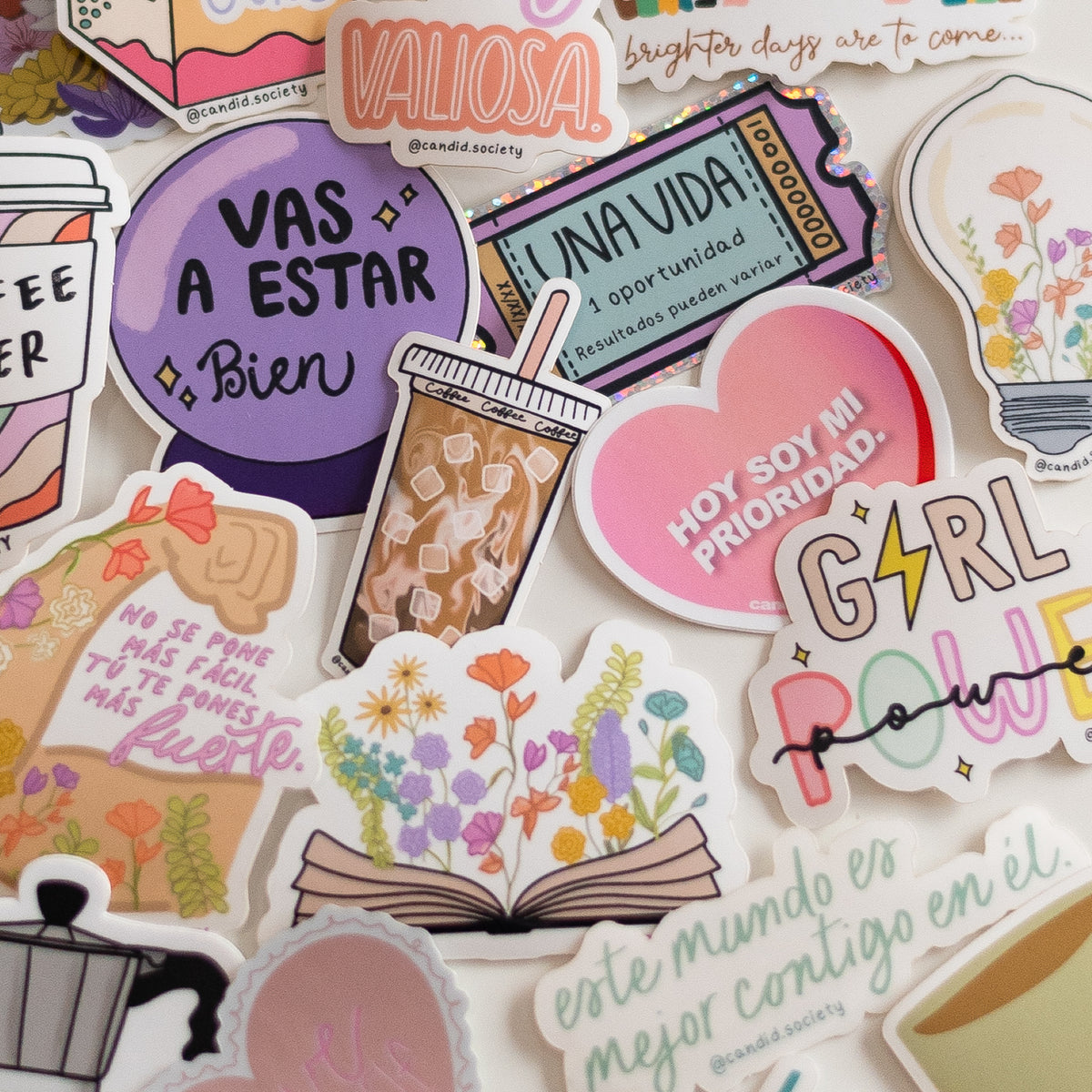 7 ideas 💡 (no tan comunes) para pegar tus stickers | Candid Society